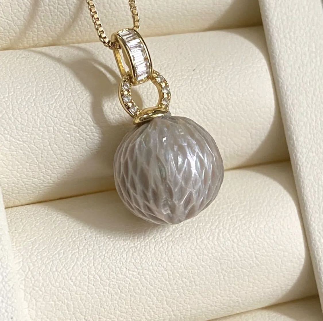 Yahoo!オークション - 大粒 希少グレー切子 彫刻パール 本真珠 ペンダ...