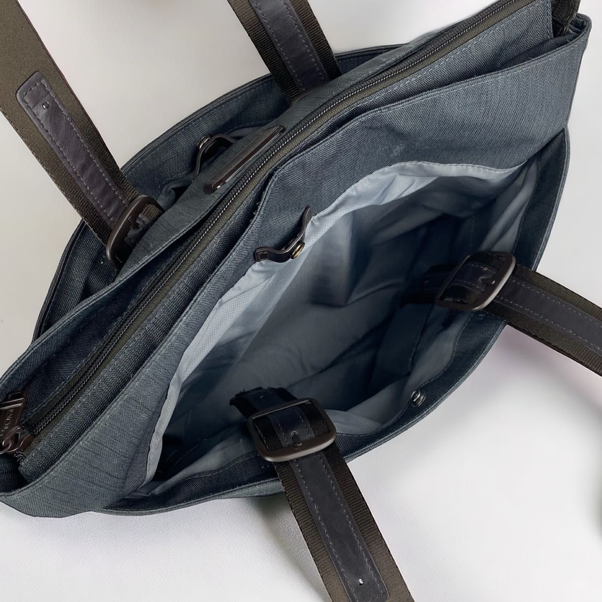 美品】TUMI / コンパニオン トートバッグ / グレー 手持ち長さ 美品】TUMI / コンパニオン トートバッグ / グレー 手持ち長さ