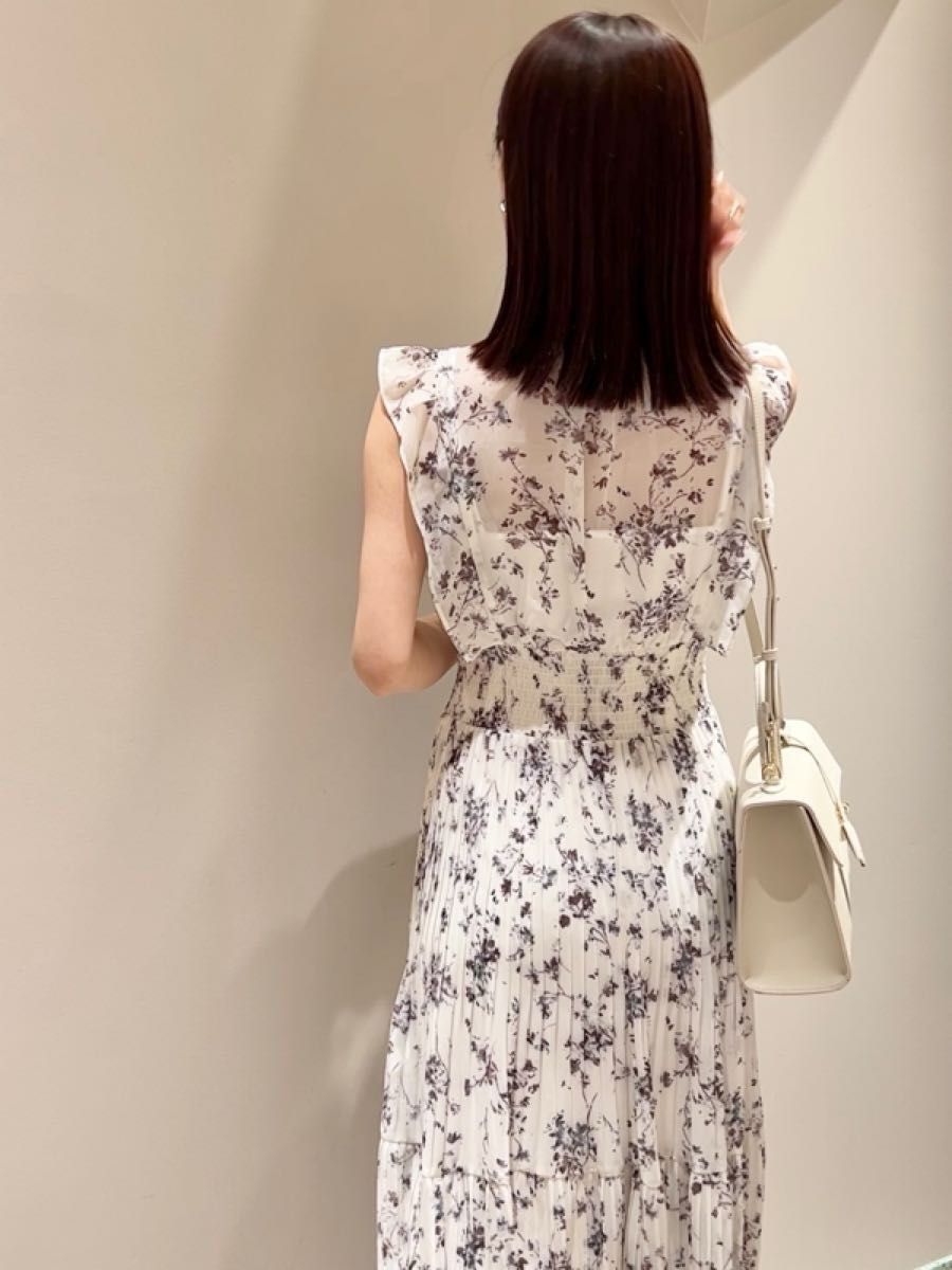 新品 SNIDEL Sustainableフリルプリントワンピース size2 IVR 新品 SNIDEL Sustainableフリルプリントワンピース size2 IVR