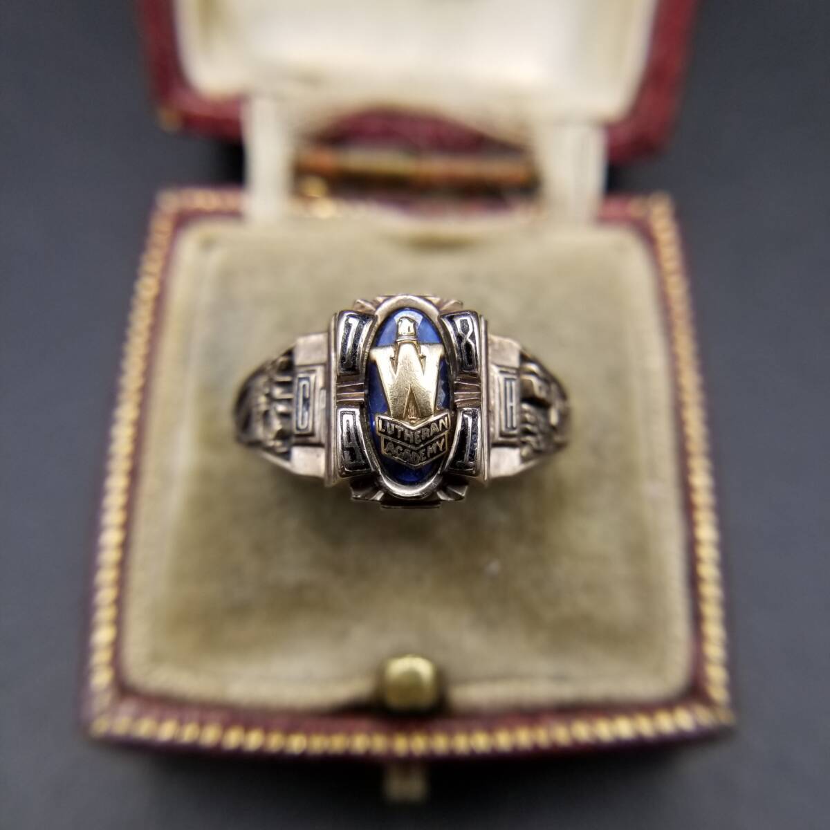 1981年 JOSTENS社製 ヴィンテージ クラスリング ARGENTUS素材 Lutheran Academy アールデコ エンブレム 指輪 カレッジシグネット Y14-E(13号 ...