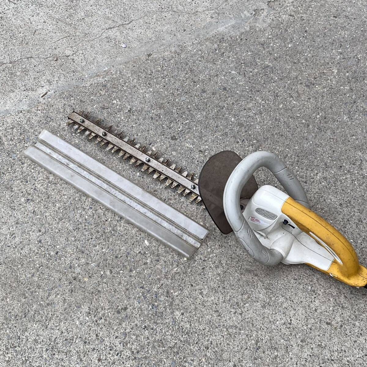 日本代購代標第一品牌【樂淘letao】－R♪ RYOBI リョービ ヘッジトリマ HT-3520 動作確認済み 二重絶縁 延長コード付き ガーデニングツール 園芸庭園 ガーデン 刈込幅350mm