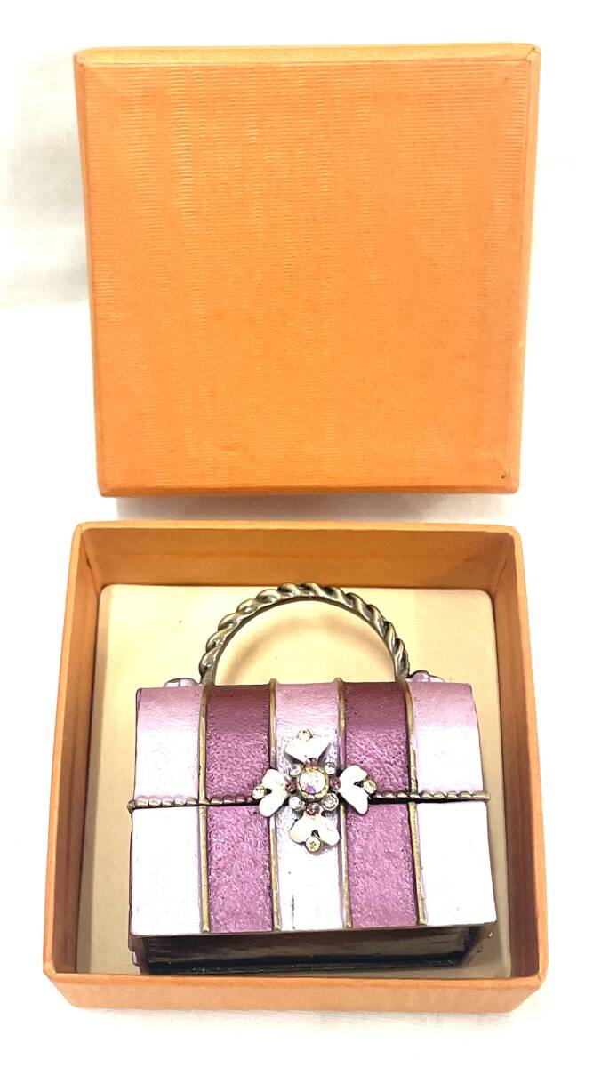 B 10746 ピルケース バッグ型 紫 薄紫 パープル 小物入れ 箱有 アンティーク マグネット式 ラインストーン付 現状品(雑貨)｜売買されたオークション情報、yahooの商品情報を ...