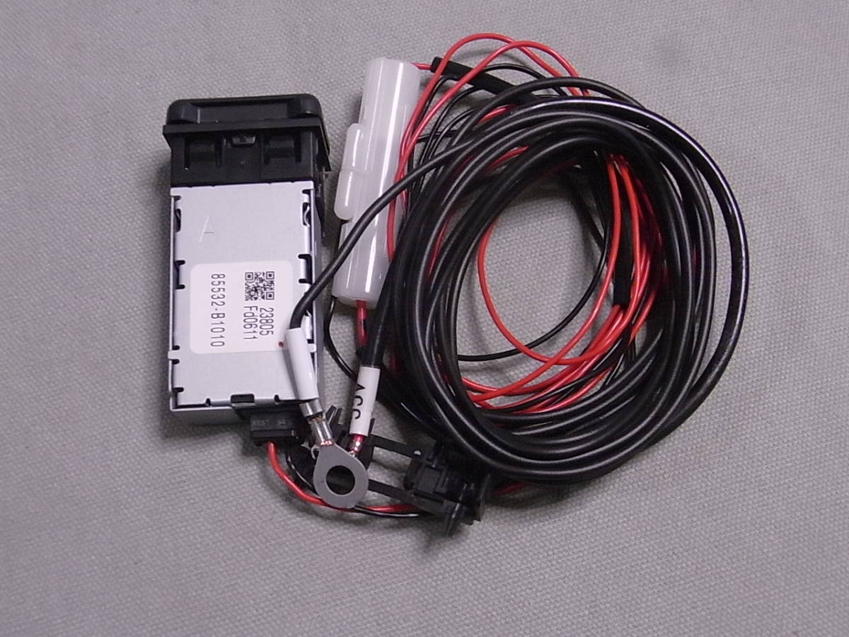 新車外し トヨタ純正・ダイハツ純正 USB2.1Aコネクタ 85532 新車外し トヨタ純正・ダイハツ純正 USB2.1Aコネクタ 85532