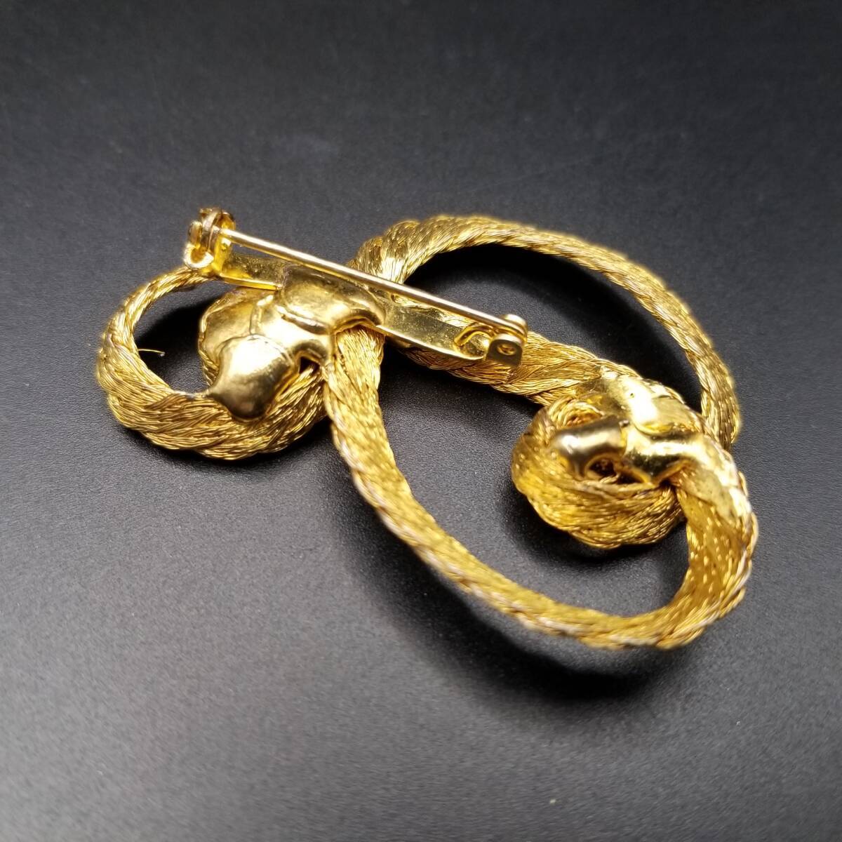 ロープ 渦巻き ゴールドトーン ヴィンテージ ブローチ クラシックデザイン 上品 存在感 Y15-X(ブローチ)｜売買されたオークション情報、yahooの商品情報をアーカイブ公開 ...