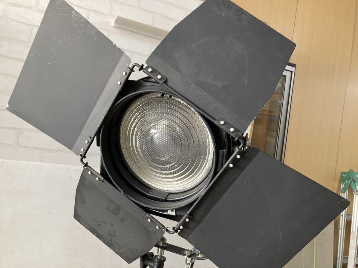 HY1548 浜松引取限定 照明器具スポットライト RYUDENSHA スタジオ照明 ライト 舞台照明 RDSスタンド付 通電確認済 現状品 0515(定常光)｜売買されたオークション情報 ...