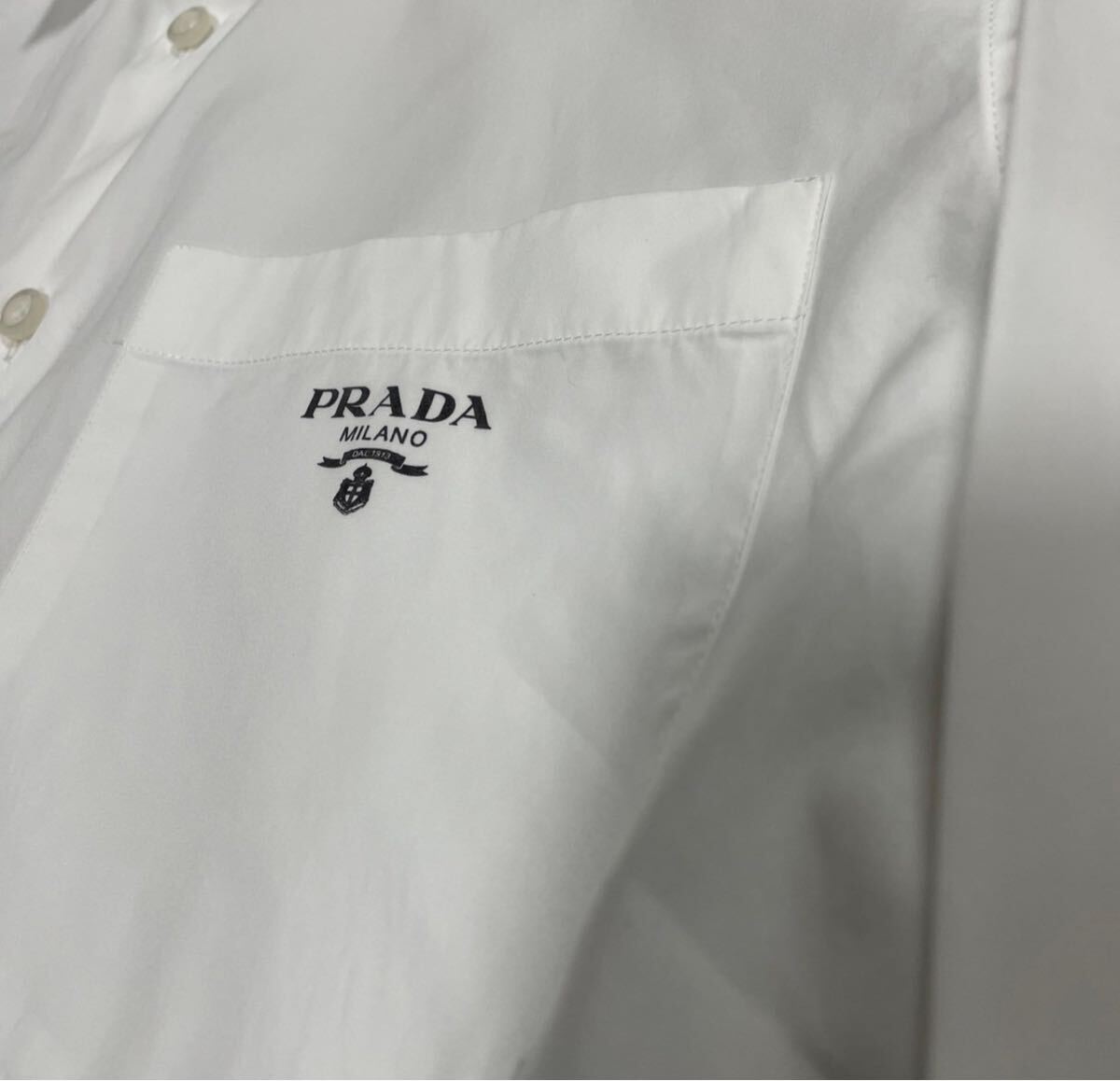 極美品 21年モデル PRADA プラダ 白長袖シャツ ロゴプリント L 極美品 21年モデル PRADA プラダ 白長袖シャツ ロゴプリント L
