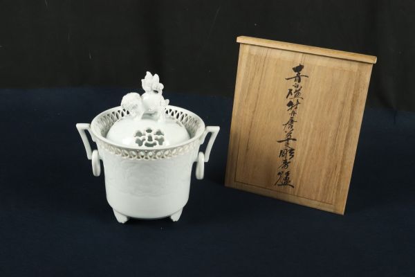Yahoo!オークション - 5468 樋渡陶六 青白磁環付牡丹唐草紋彫香炉 共箱...