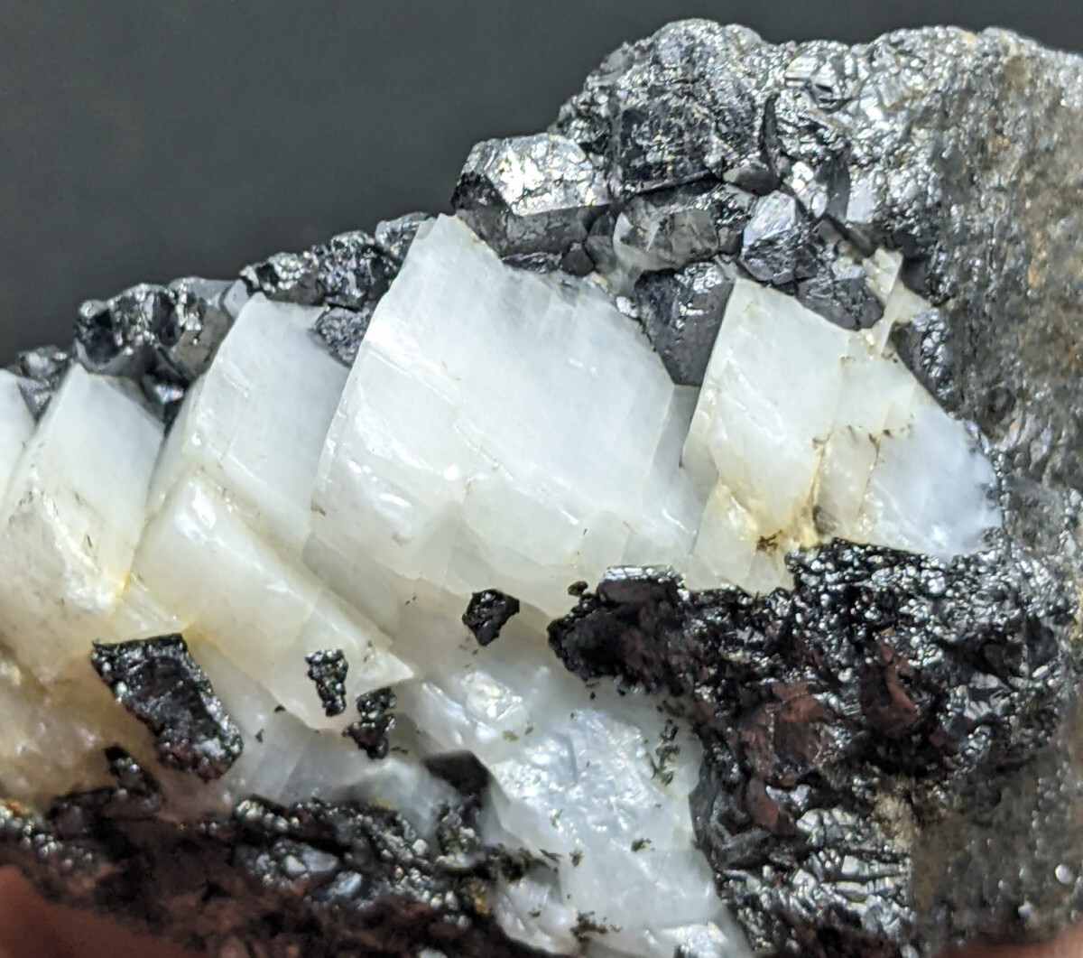 Yahoo!オークション - 方解石＆磁鉄鉱 良結晶 188g no5 結晶 国産鉱物...