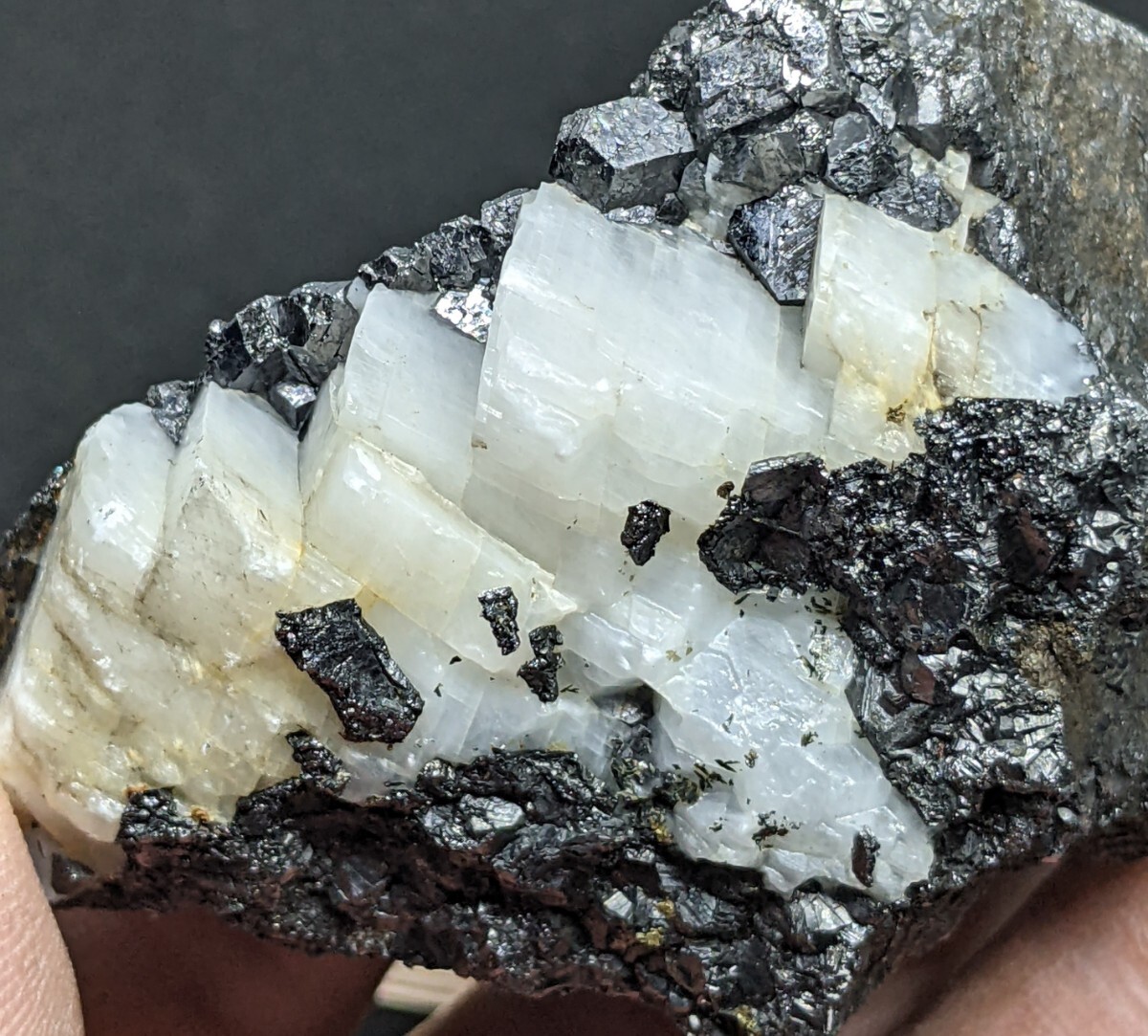 Yahoo!オークション - 方解石＆磁鉄鉱 良結晶 188g no5 結晶 国産鉱物...