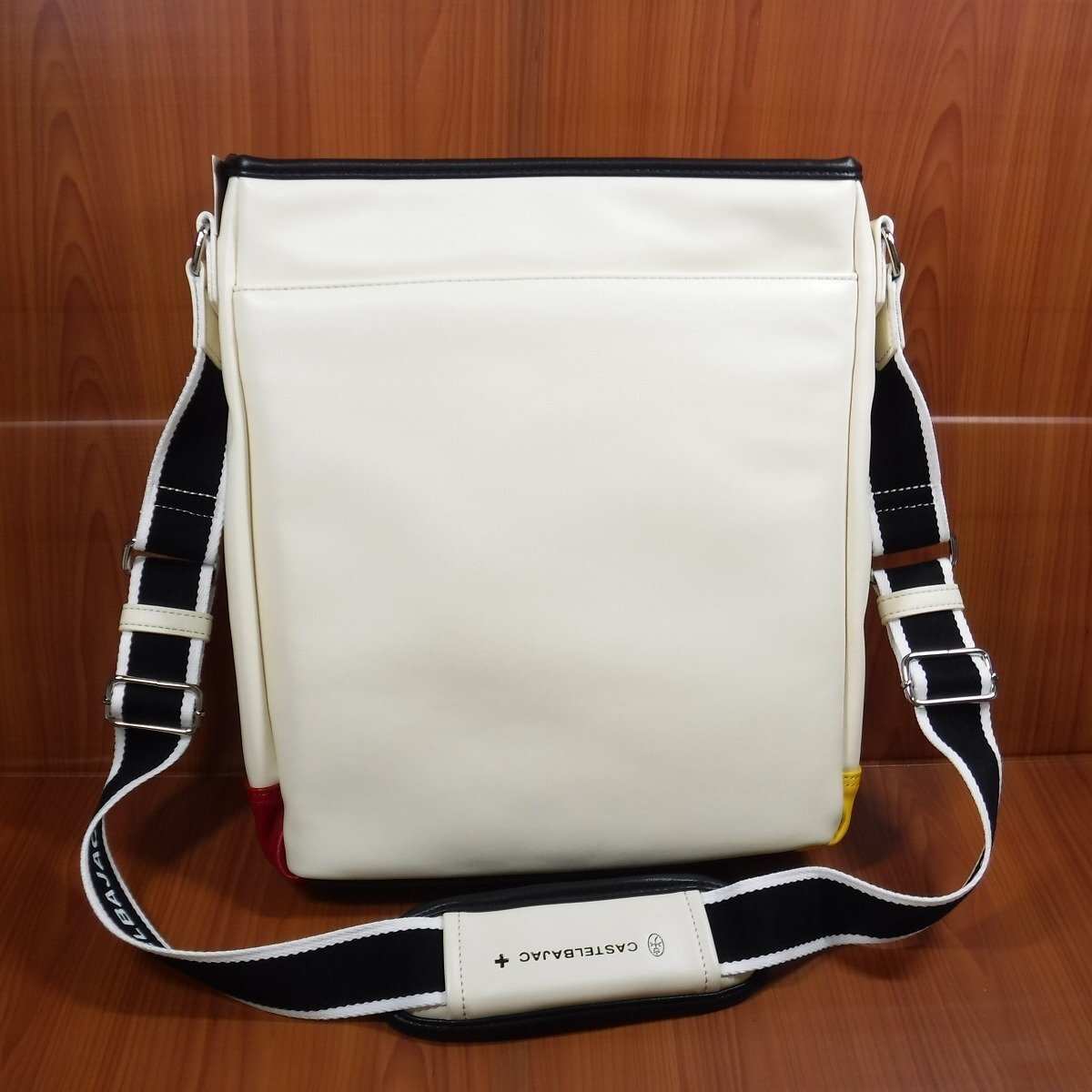 Yahoo!オークション - BB53 カステルバジャック 新品 白 A4サイズ収納 ...