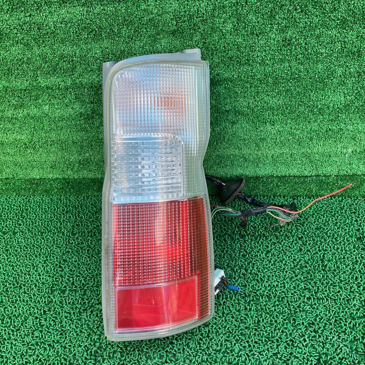 日産 キャラバン VWME25 純正 テールライト右側 DQGE25 VME25 VWM25 QGE25 FVWE25-R606-04(テールライト)｜売買されたオークション情報、yahooの ...