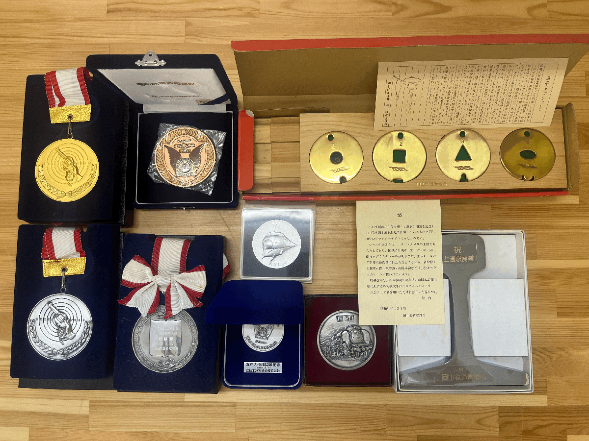 1円スタート 国鉄 鉄道 グッズ メダル 記念品 100周年 さよなら国鉄 上道駅開業 D51 9点セット(国鉄)｜売買されたオークション情報、yahooの商品情報をアーカイブ公開 ...