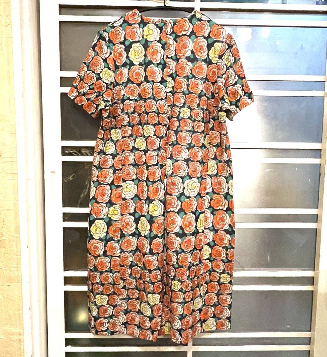 Yahoo!オークション - ワンピース NONA バラ 膝丈 半袖 総柄 花柄 ロー...