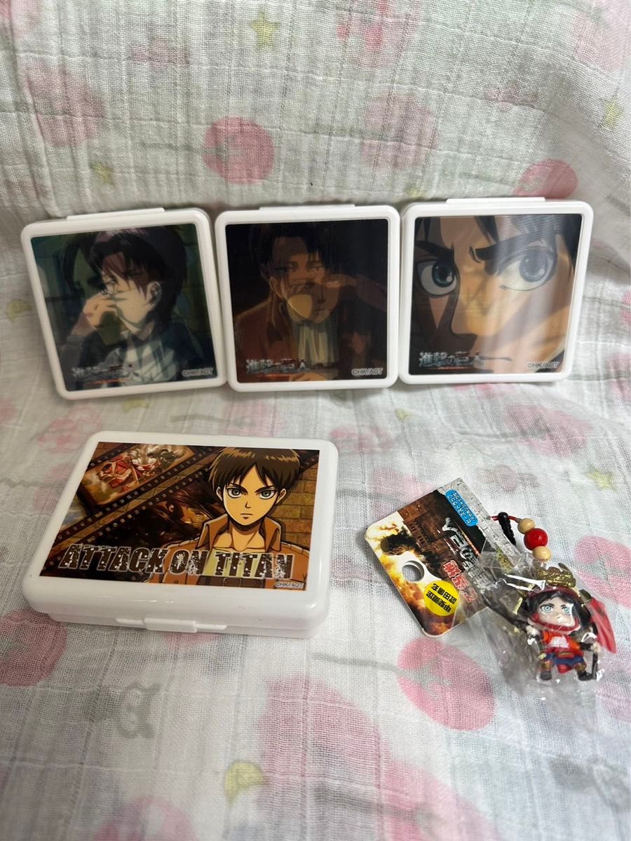 進撃の巨人 ミニケース リヴァイ エレン イヤホンジャック 5点 進撃の巨人 ミニケース リヴァイ エレン イヤホンジャック 5点