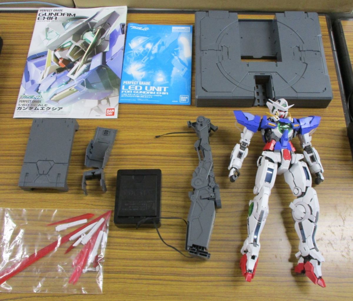 Yahoo!オークション - #w23【梱100】バンダイ PERFECT GRADE 1/60 ガン...