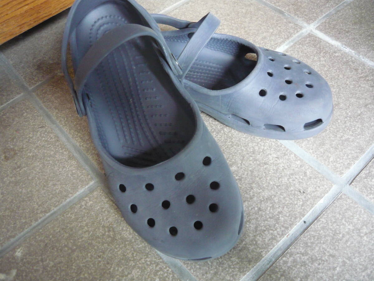 Yahoo!オークション - 中古 crocs クロックス 紺系 W7