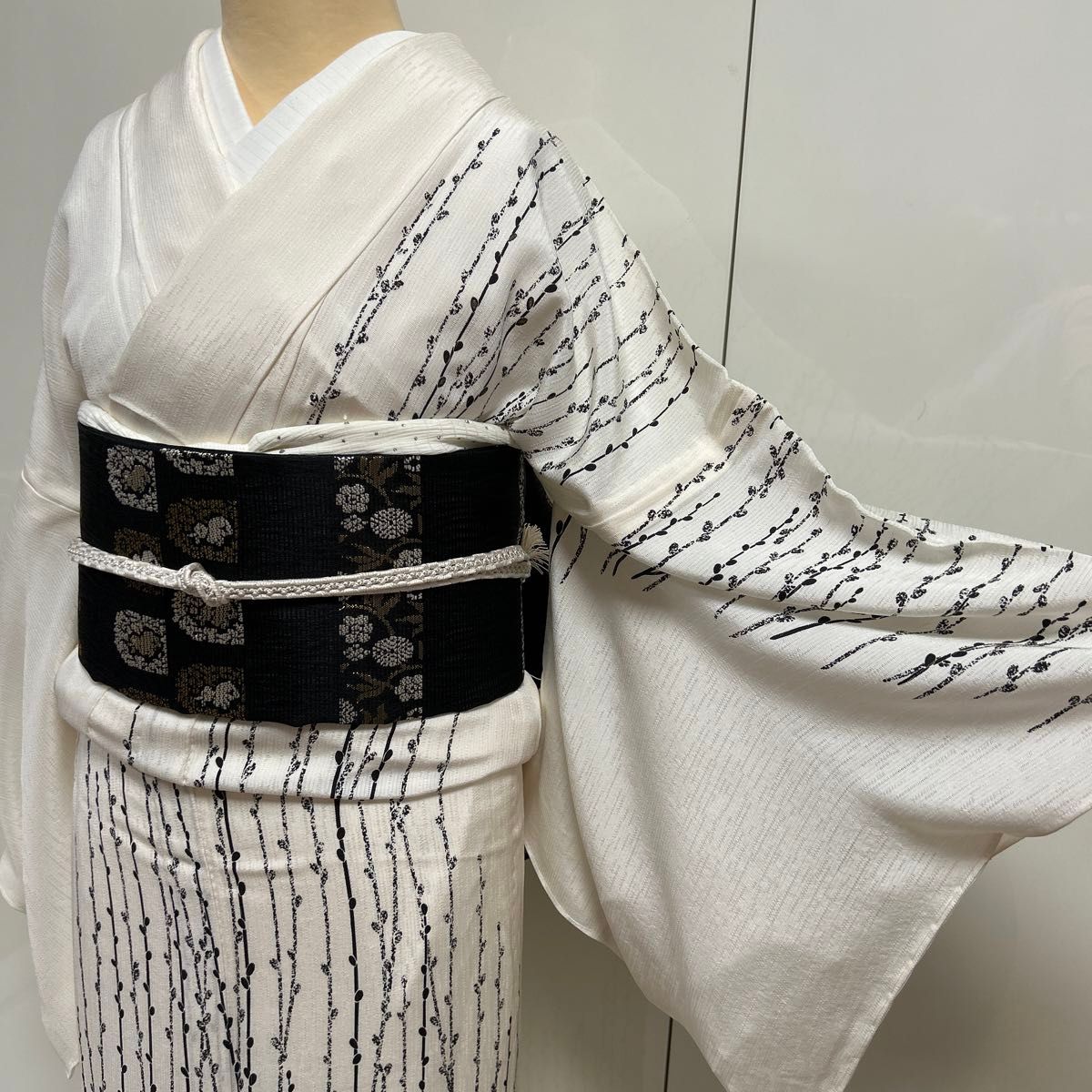 絽 ろ 夏物 訪問着 着物 お仕立て上り 白 柳の柄 白に黒 バイ 絽 ろ 夏物 訪問着 着物 お仕立て上り 白 柳の柄 白に黒 バイ