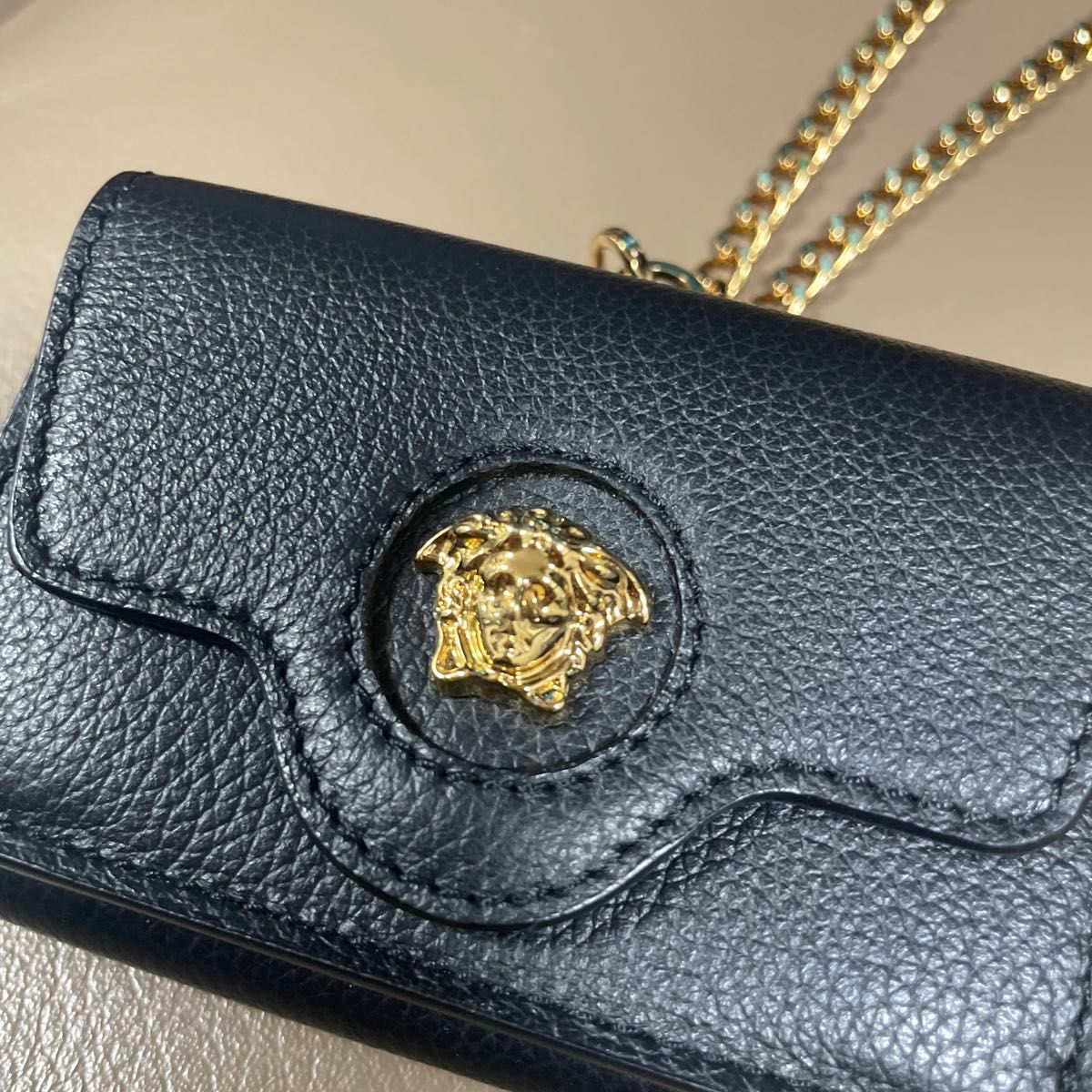 VERSACE ヴェルサーチ 三つ折り財布 チェーン付き ショルダー VERSACE ヴェルサーチ 三つ折り財布 チェーン付き ショルダー