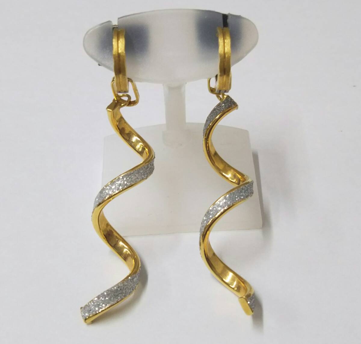 K18 K18WG 総重量約3.2g ツイスト デザイン ゴールド ホワイトゴールド イヤリング(ゴールド)｜売買されたオークション情報、yahooの商品情報をアーカイブ公開 - オークファン ...