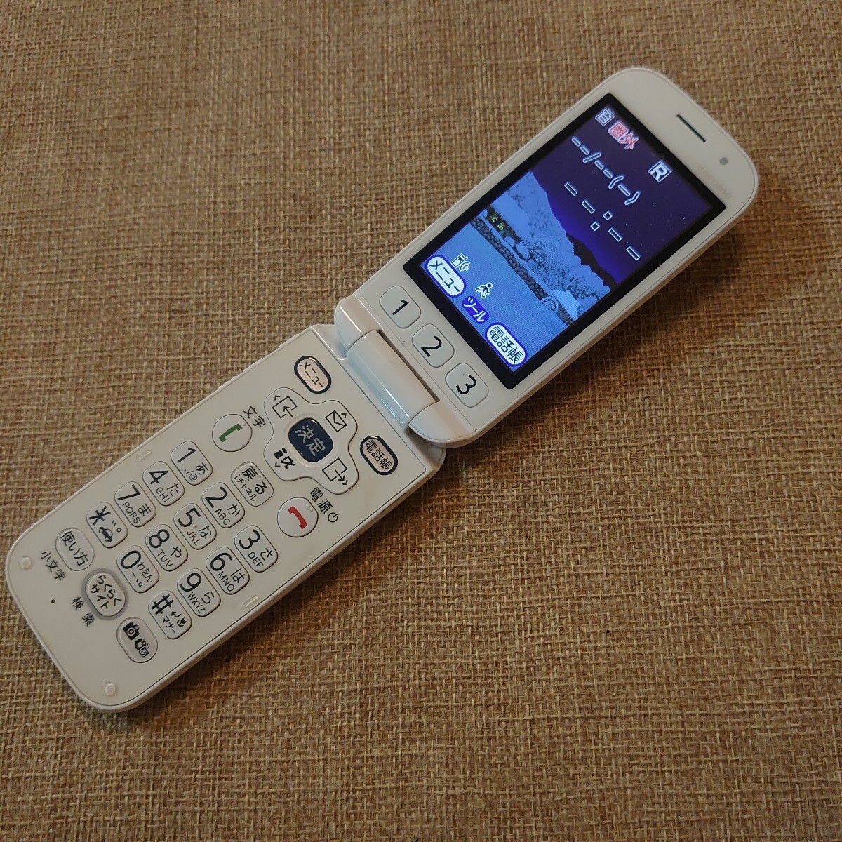 F-08C docomo 白(携帯電話)｜売買されたオークション情報、yahooの商品情報をアーカイブ公開 - オークファン（aucfan.com）