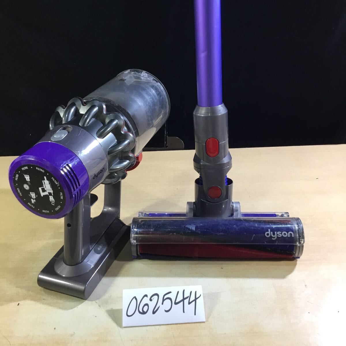 Yahoo!オークション - (062544G) dyson SV12 サイクロン式コードレスク...