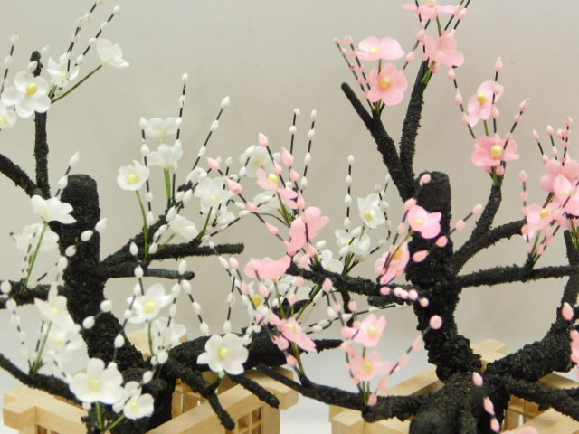 Yahoo!オークション - 友5703 御飾花 光彩 20号 木低 袴黒塗 紅白梅 ...