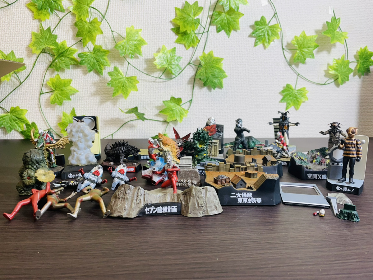 Yahoo!オークション - 5812-03 ウルトラ怪獣名鑑/ウルトラマン/フィギ...