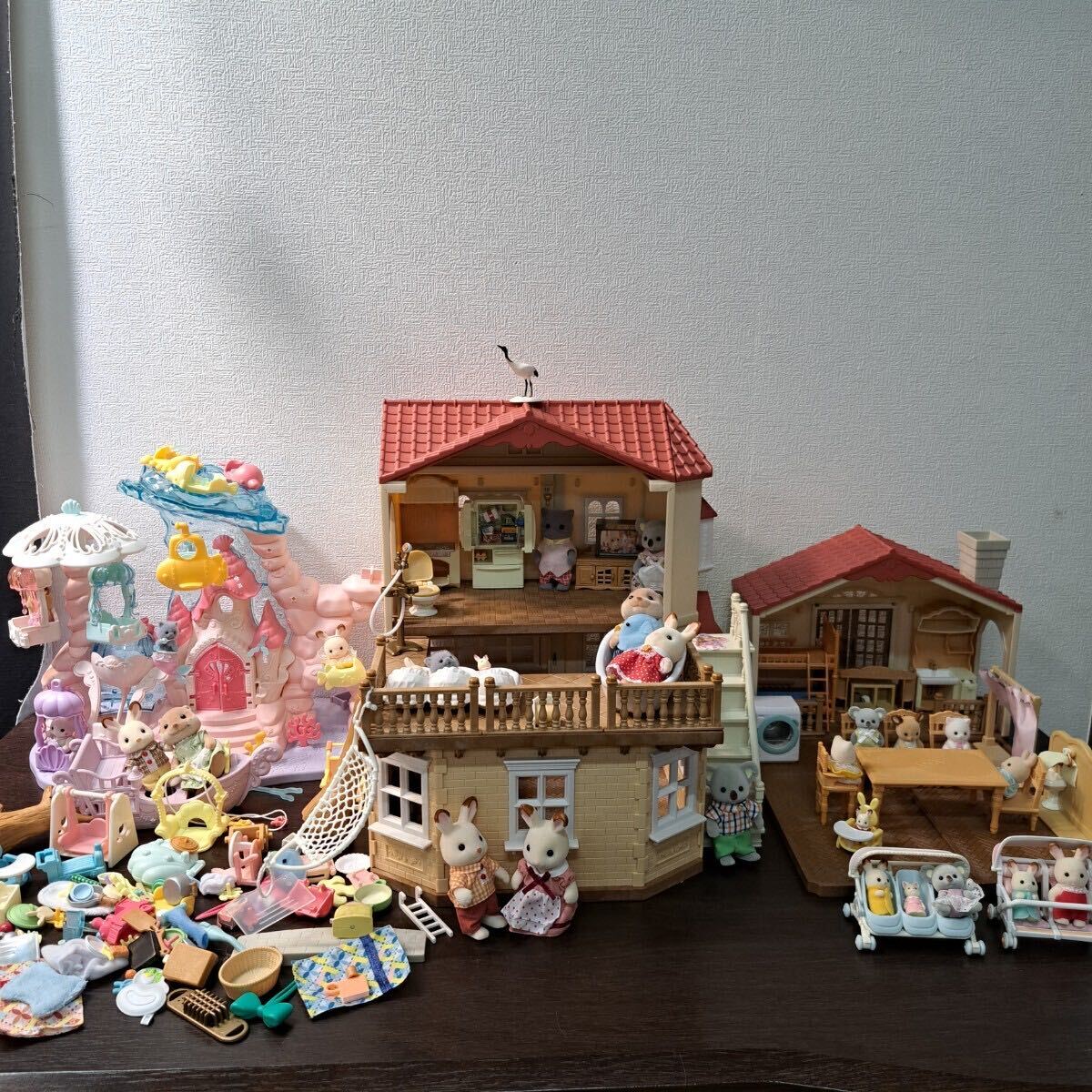 シルバニアファミリー 赤い屋根の大きなお家 エポック社 人形 リス おもちゃ0813-111 17(シルバニアファミリー)｜売買されたオークション情報、yahooの商品情報をアーカイブ公開 ...