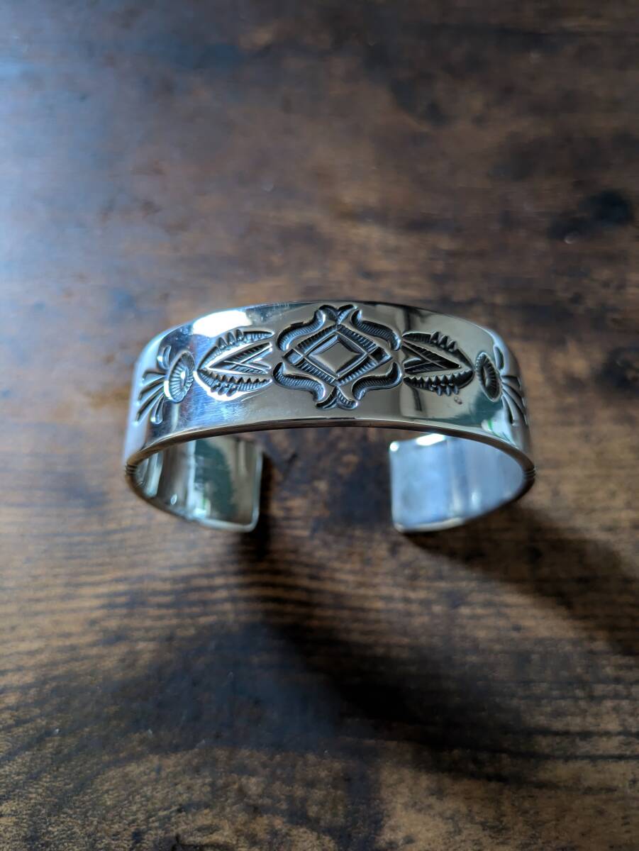 Jennifer Curtis ジェニファーカーティス ナバホ スタンプ バングル(シルバー)｜売買されたオークション情報、yahooの商品情報をアーカイブ公開 - オークファン（aucfan ...