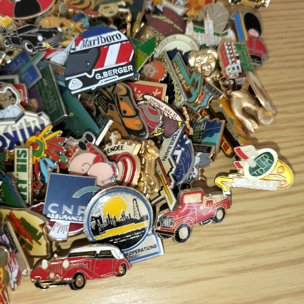 Yahoo!オークション - ピンバッジ 200個セット フランス雑貨 まとめ売...