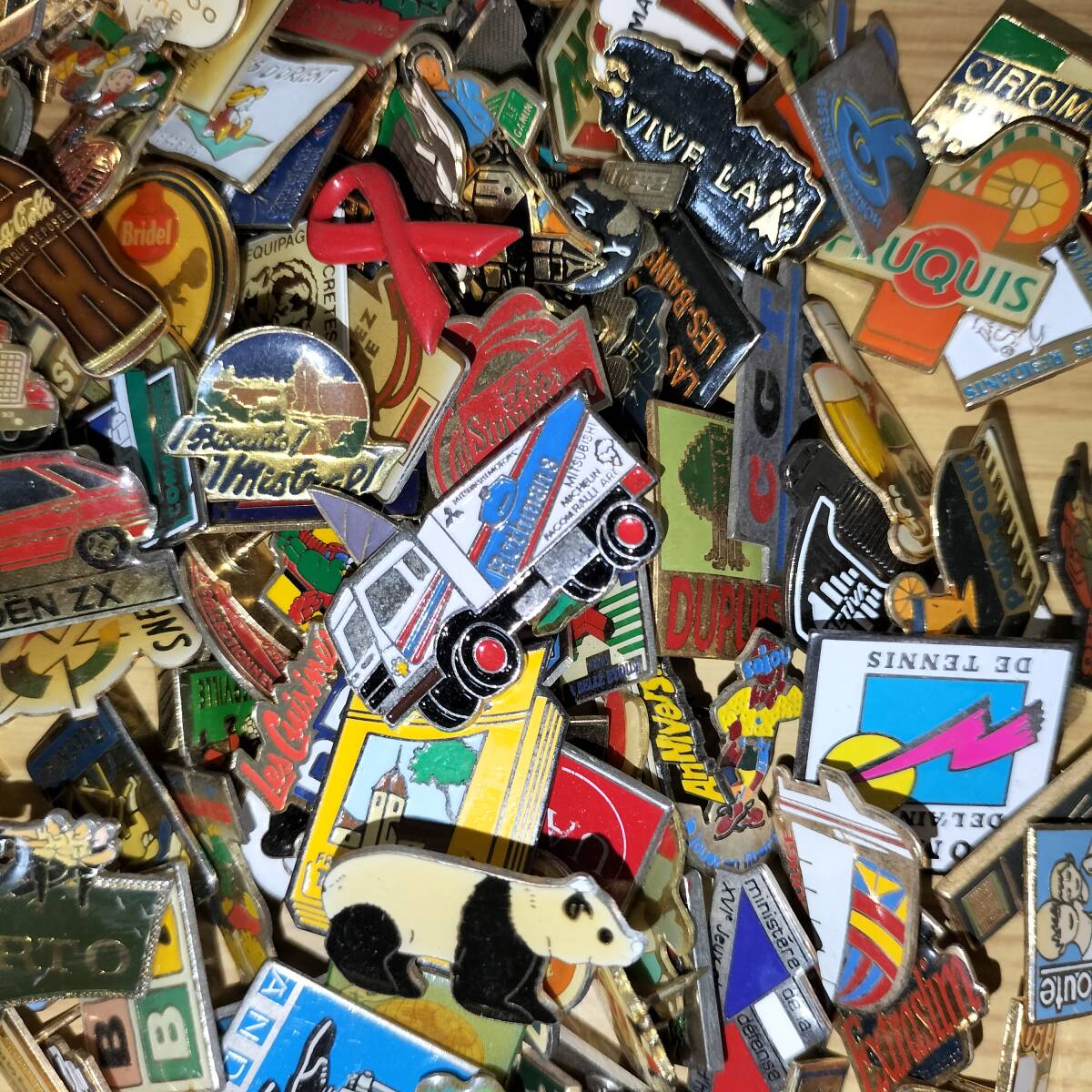 Yahoo!オークション - ピンバッジ 200個セット フランス雑貨 まとめ売...