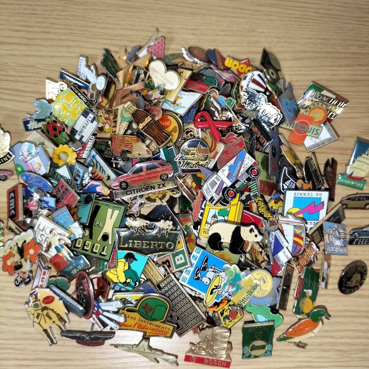 Yahoo!オークション - ピンバッジ 200個セット フランス雑貨 まとめ売...