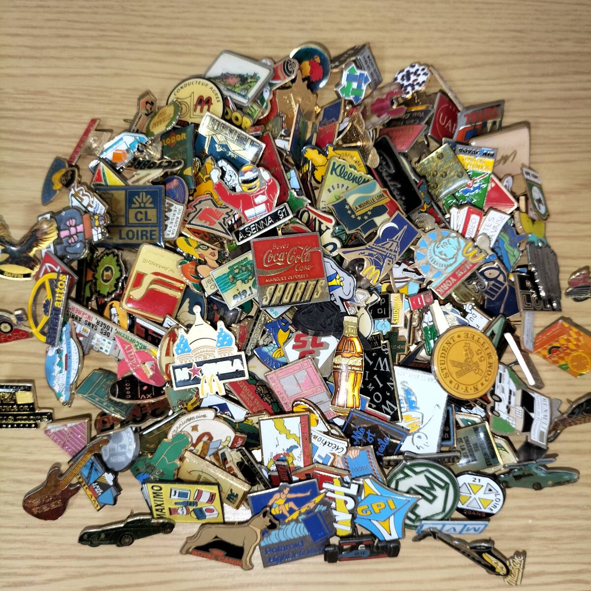 Yahoo!オークション - ピンバッジ 200個セット フランス雑貨 まとめ売...