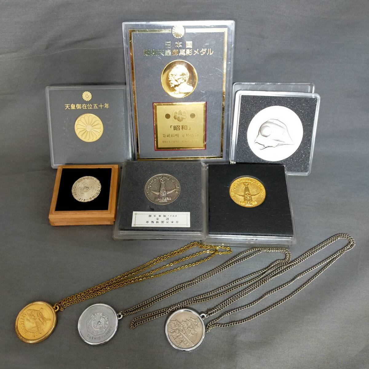 Yahoo!オークション - 568/9 GJ61087 記念コイン ペンダント 万博 天皇...