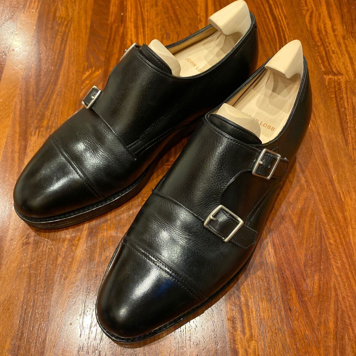 ジョンロブ ウィリアム 黒 6E ダブルモンクストラップ 9195 5489 純正シューツリー付き シボ革 グレインレザー(靴)｜売買されたオークション情報、yahooの商品情報をアーカイブ ...