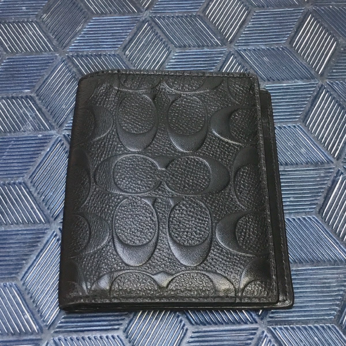 Yahoo!オークション - COACH コーチ エンボス シグネチャー 二つ折り財...