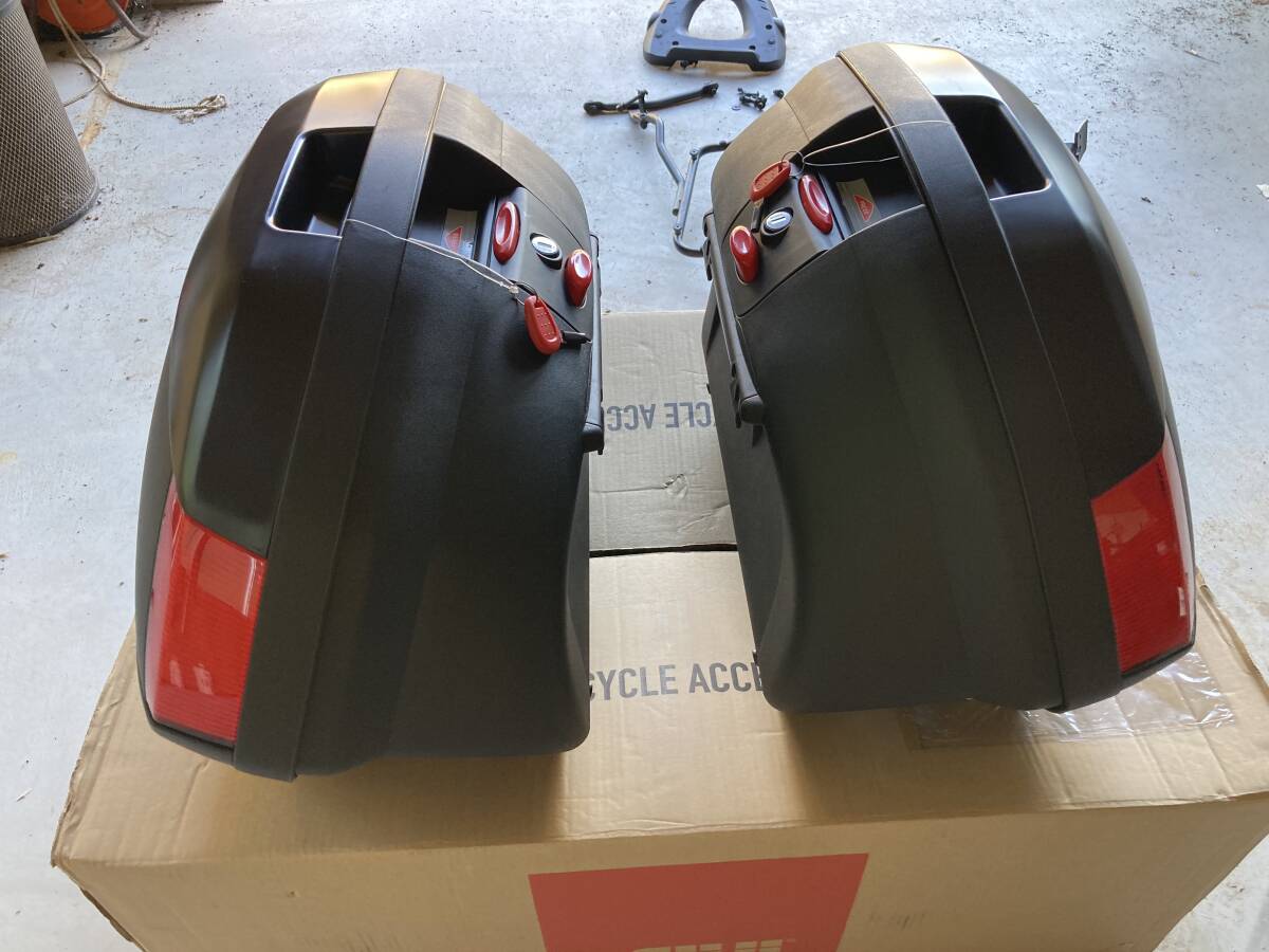 Yahoo!オークション - GIVI V35 サイドケース（未使用） 左右 ブラック...