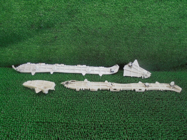 Yahoo!オークション - 4FH4035 LP6)) トヨタ ヴォクシー ZRR70W 前期型...