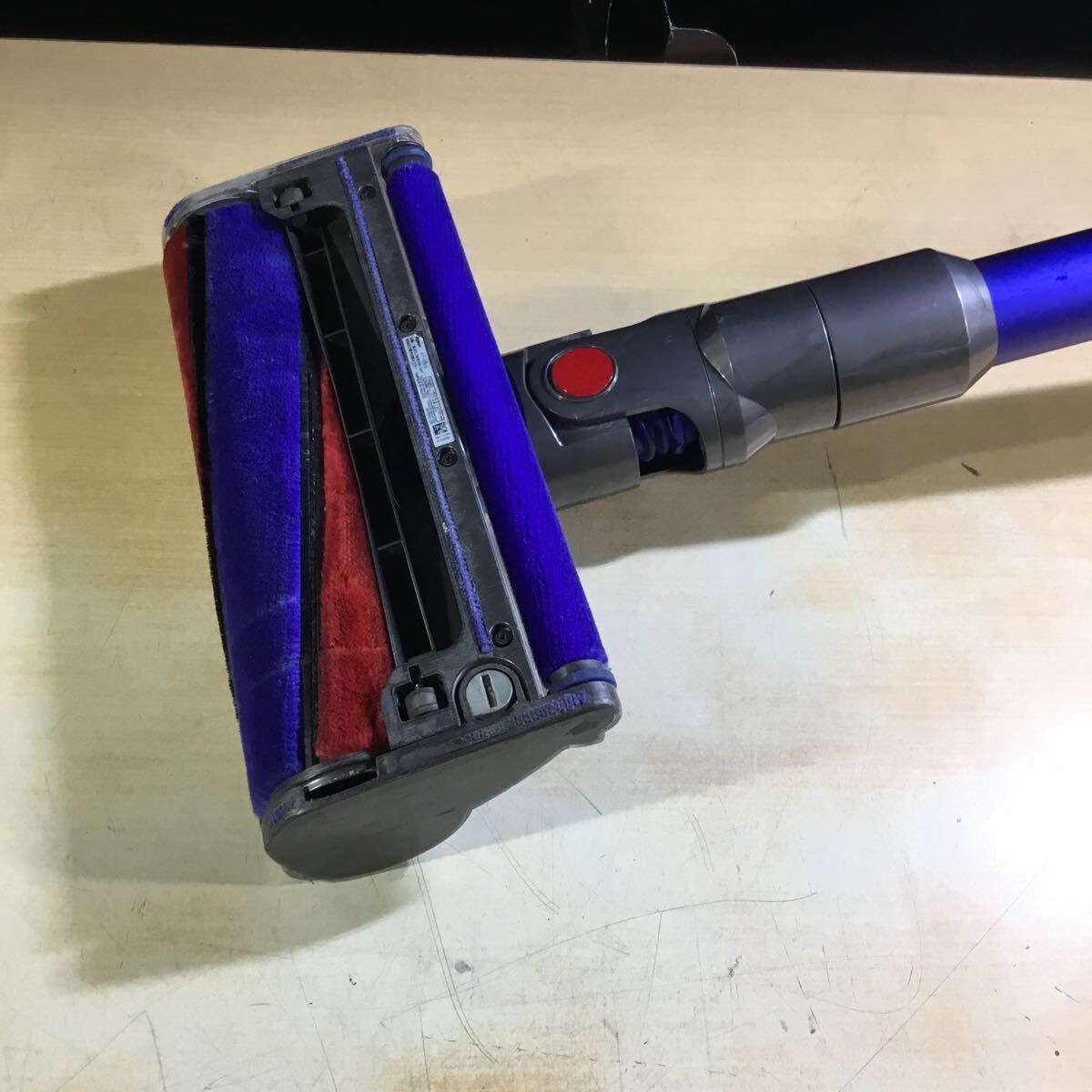 Yahoo!オークション - (083043G) dyson SV10サイクロン式コードレスク...