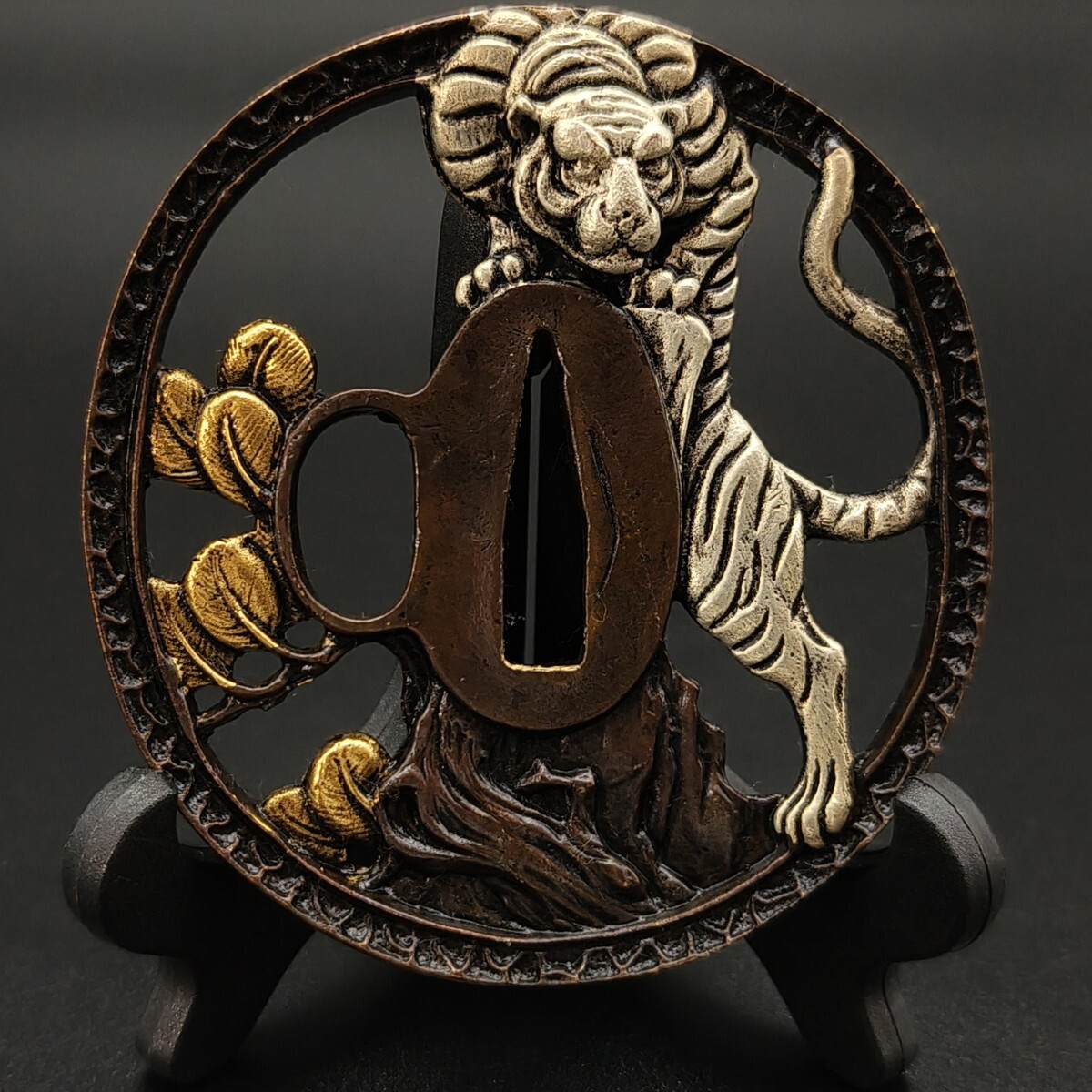 Yahoo!オークション - Q7372 刀鍔 銀虎図 銅地 絵金銀 鍔 つば 鐔 刀鐔...