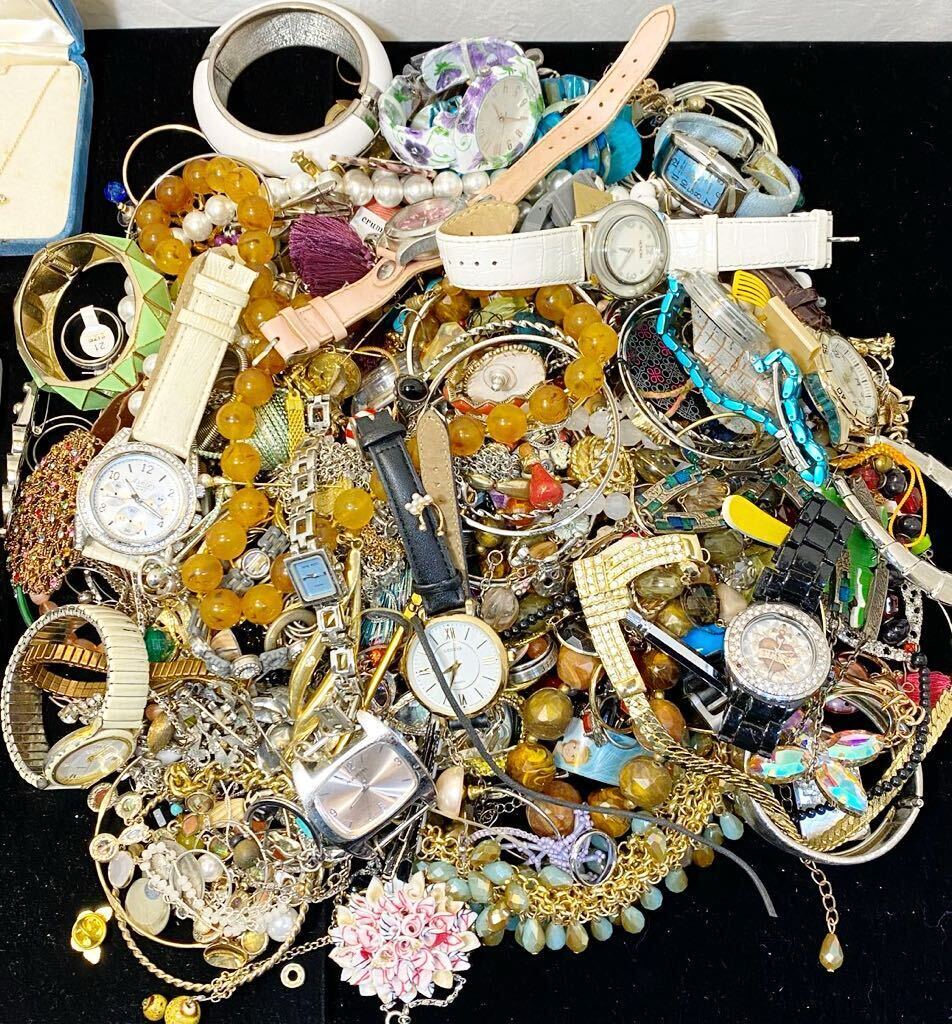 Yahoo!オークション - A1935 アクセサリー 大量 まとめ売り 遺品整理 ...