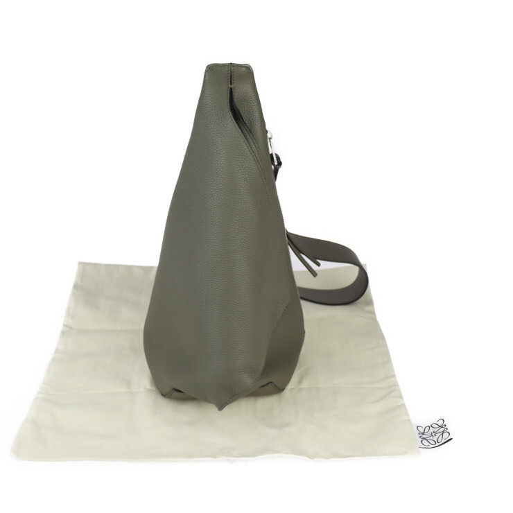 美品 ロエベ アントン スリング ボディバッグ B511A09X06 美品 ロエベ アントン スリング ボディバッグ B511A09X06