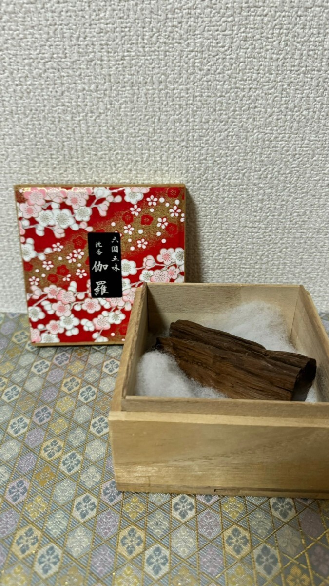Yahoo!オークション - 六国五味 沈香（伽羅）111g 伽羅 沈香 茶道具 ベ...