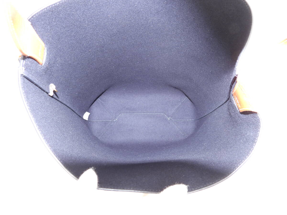 セリーヌ ツイステッドカバ レザー 灰白 セミショルダーバッグ セリーヌ ツイステッドカバ レザー 灰白 セミショルダーバッグ