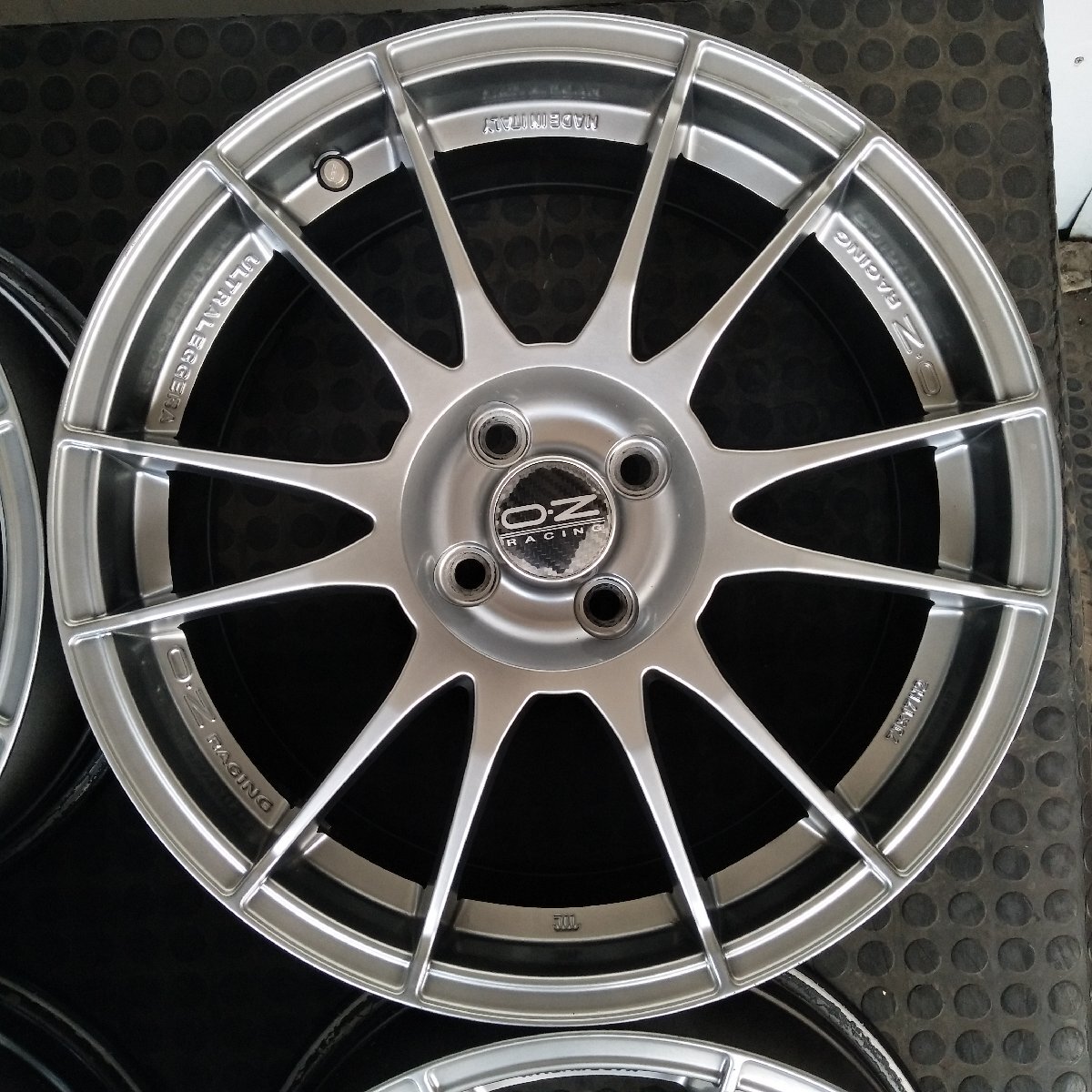 管理番号：A7-226 4本価格 17×7J 4x100 ET+44 ハブ68 OZ Racing ULTRALEGGERA ヴィッツ等 店頭引取可能 適格請求書発行可能(社外品)｜売買された ...