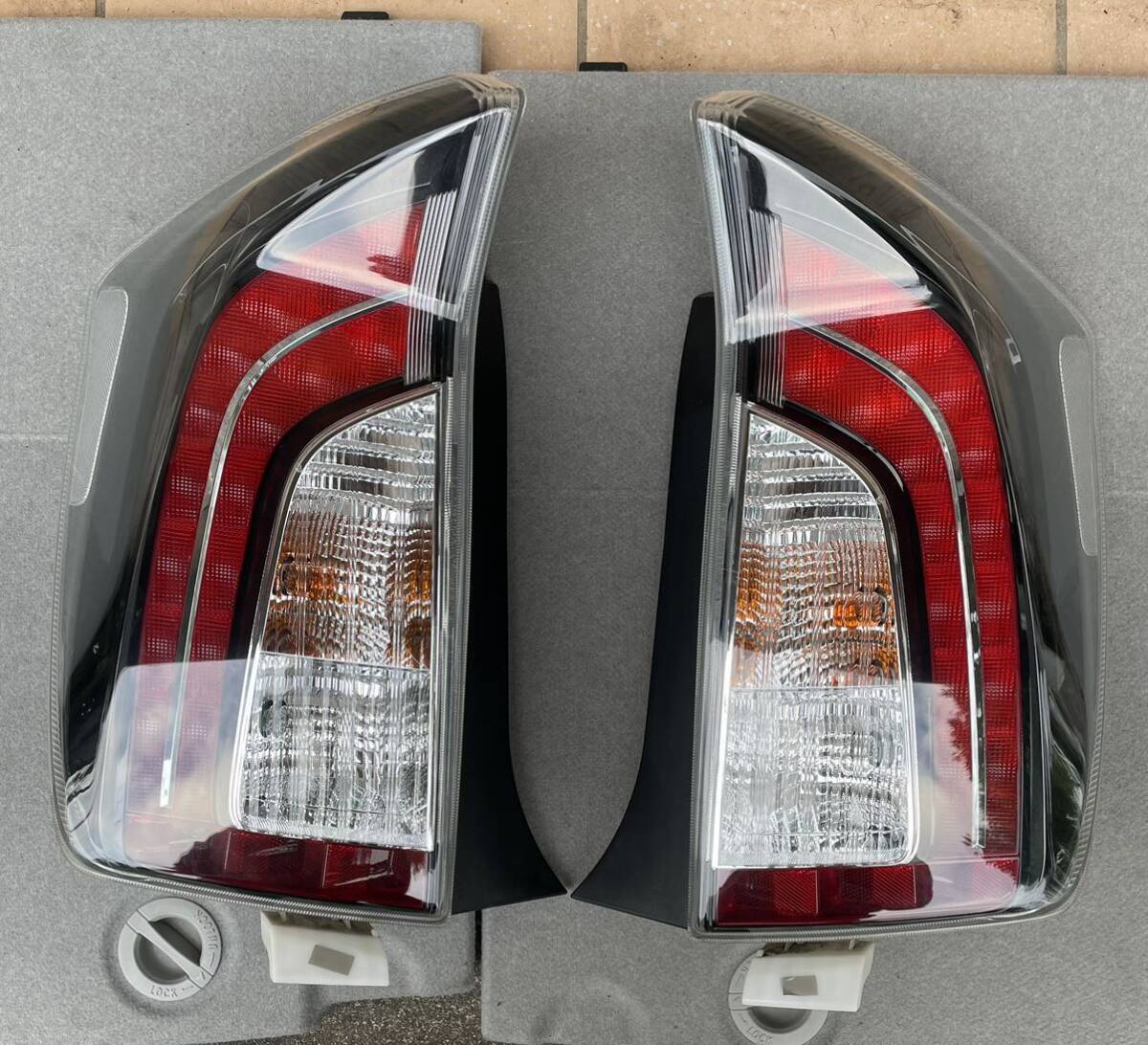 Yahoo!オークション - トヨタ ZVW 30 プリウス 後期 G’sテールランプ ...