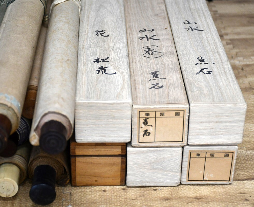 Yahoo!オークション - NY8-57【現状品】掛け軸まとめ 30本以上 掛け軸 ...