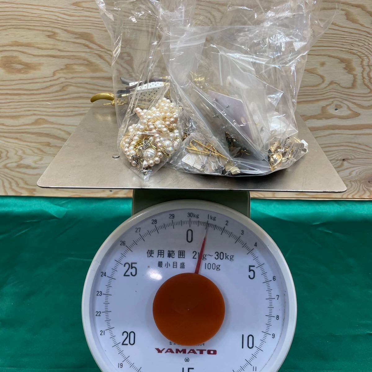 Yahoo!オークション - アクセサリー まとめて 約1〜1.1kg(ケース含む)