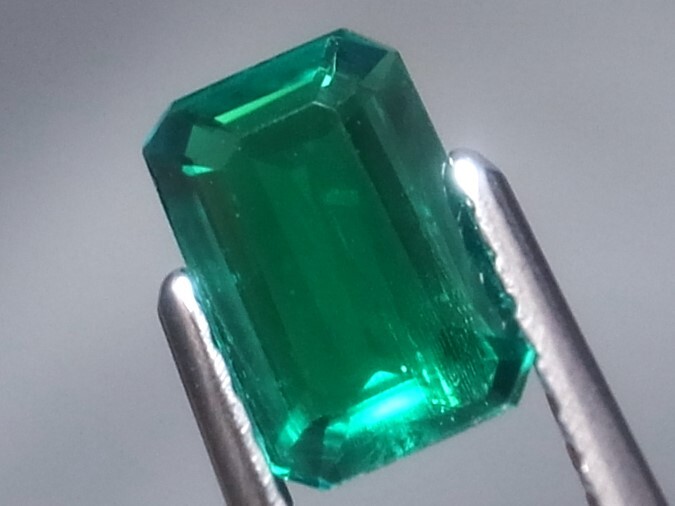 Yahoo!オークション - 0.68ct b 新品・ザンビアカラー合成バイロンエメ...