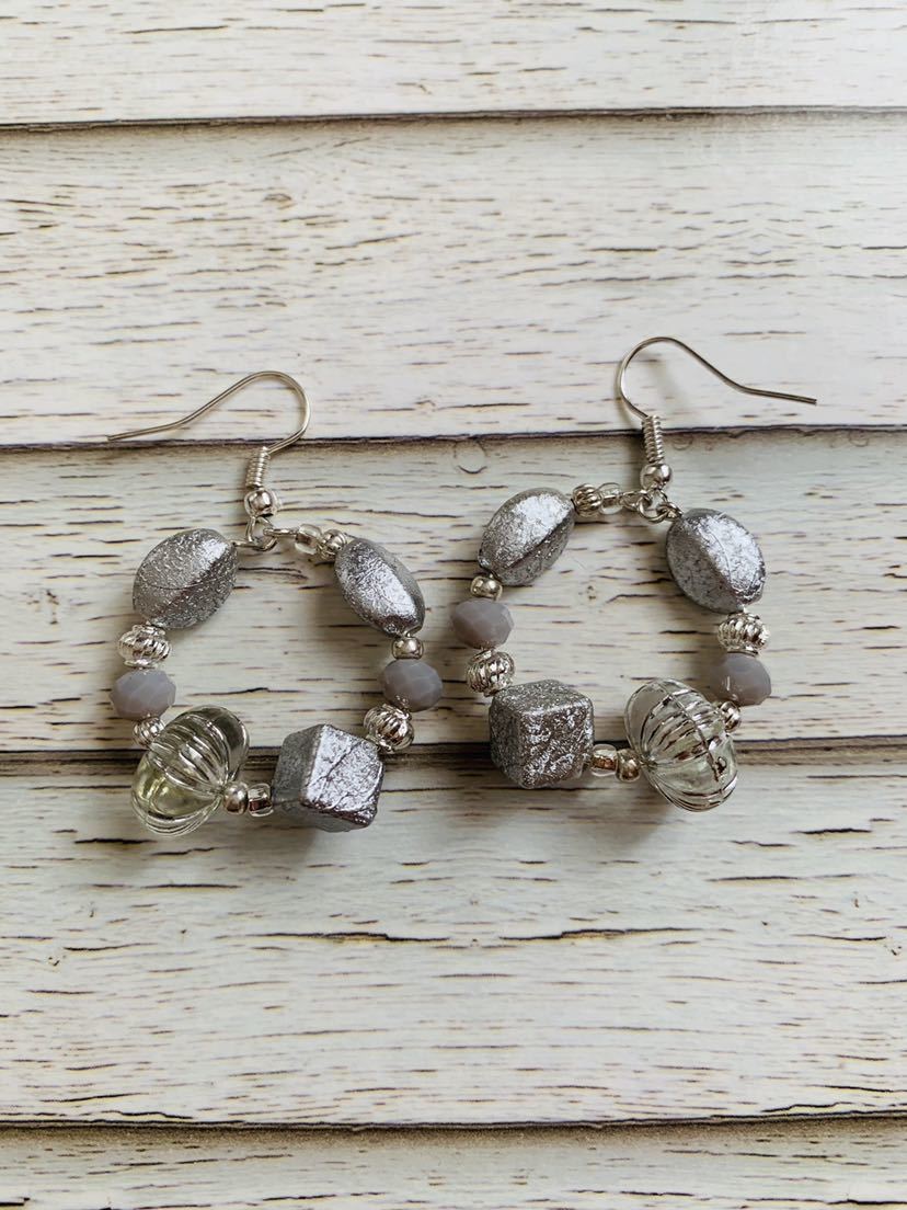 Yahoo!オークション - N o.11019 デザインビーズのフープピアス シルバ...